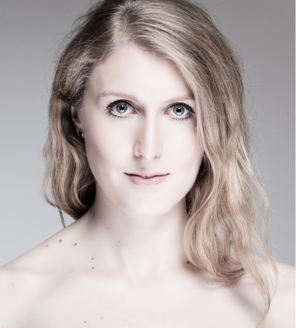 Model Sedcard von Meike H - weibliches New Face Fotomodel Schweiz