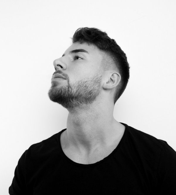 Model Sedcard von Leon H - männliches New Face Fotomodel Deutschland