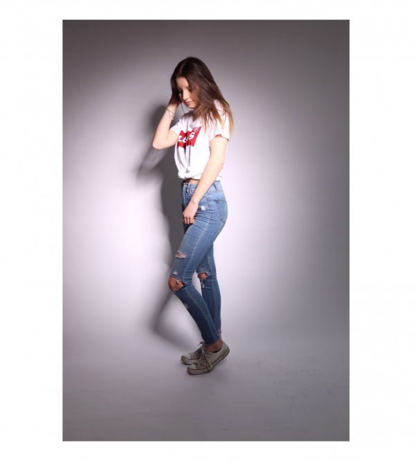 Model Sedcard von Manon T - weibliches New Face Fotomodel Deutschland