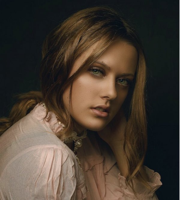 Model Sedcard von Anna D - weibliches New Face Fotomodel Deutschland