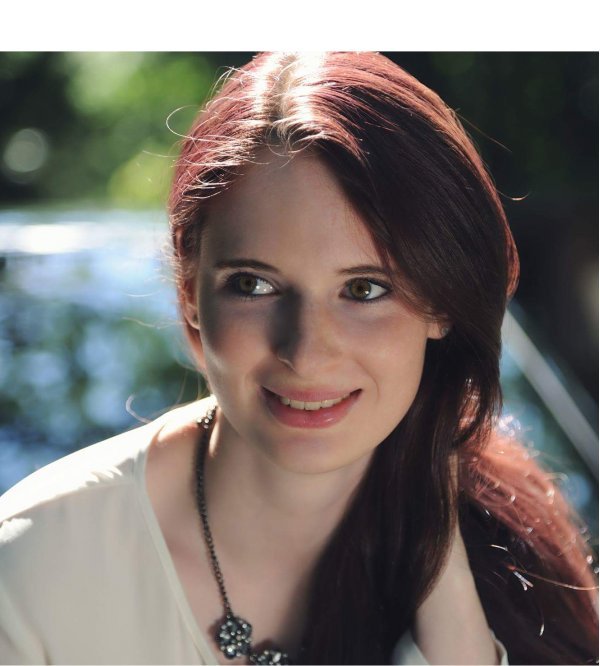 Model Sedcard von Dina M - weibliches New Face Fotomodel Deutschland