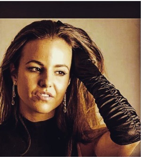 Model Sedcard von Julia R - weibliches New Face Fotomodel Schweiz