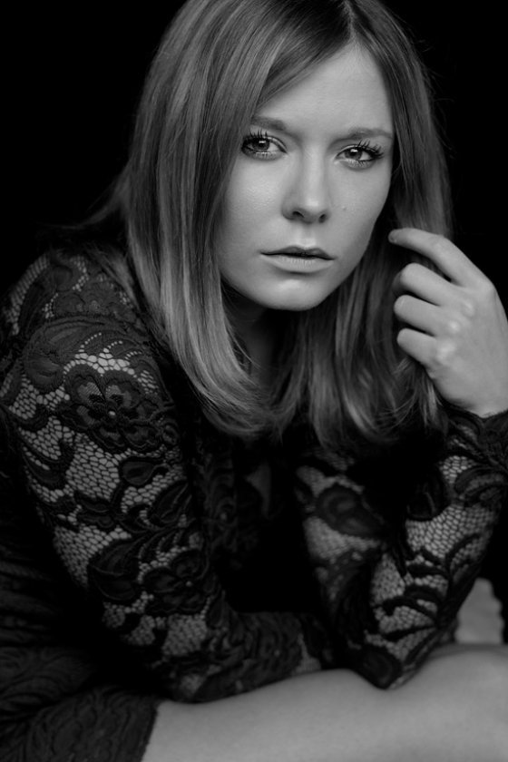 Model Sedcard von Kim L - weibliches New Face Fotomodel Deutschland