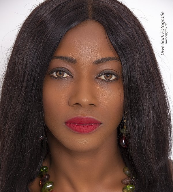 Model Sedcard von Peace W - weibliches New Face Fotomodel Deutschland