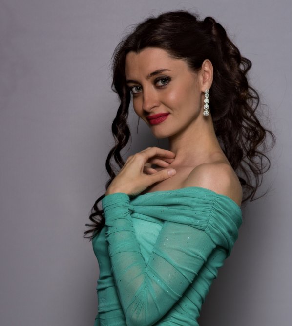 Model Sedcard von Inna R - weibliches New Face Fotomodel Deutschland