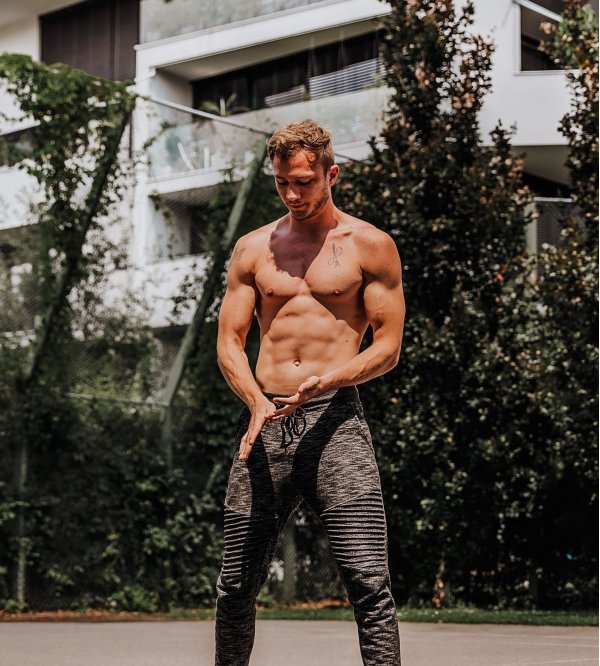 Model Sedcard von Aron K - männliches New Face Fotomodel Österreich