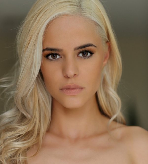 Model Sedcard von Merve K - weibliches New Face Fotomodel Deutschland