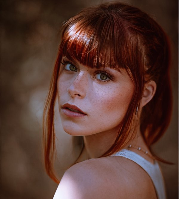 Model Sedcard von Pauline K - weibliches Professional Fotomodel Deutschland